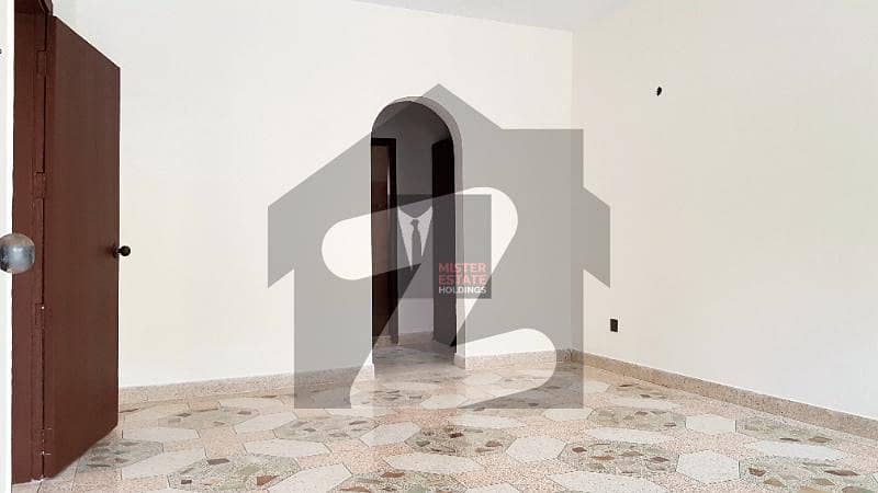 Park Facing Main Road House With Plenty Of Parking Space Is Available ...