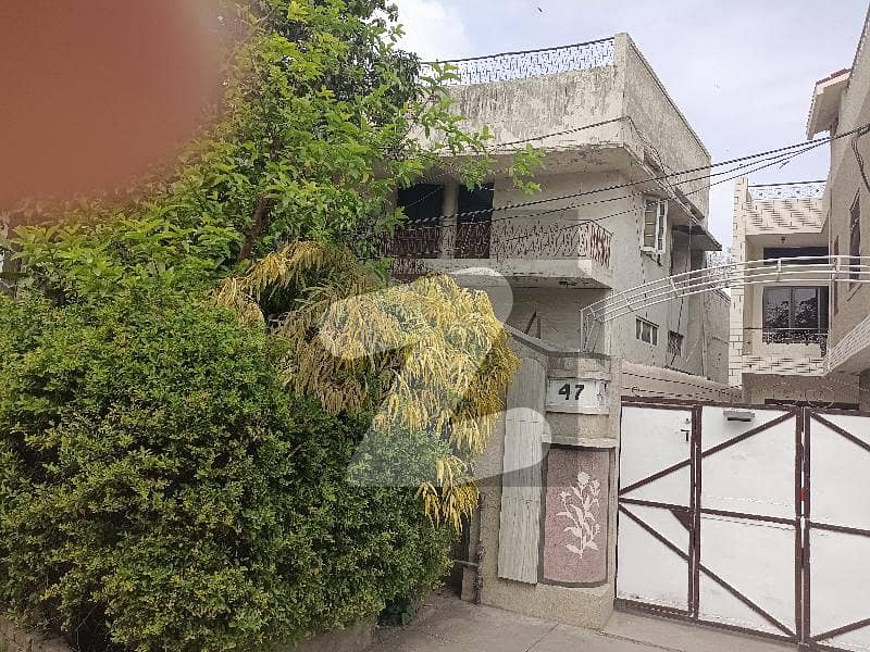 Double storey commercial building on main LOS road Samanabad Arya Nagar ...