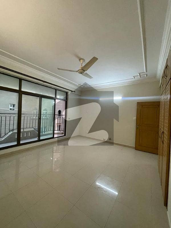 F11 MARKAZ Exactive Suits 3Bedroom TV lounge dining kitchen Available ...