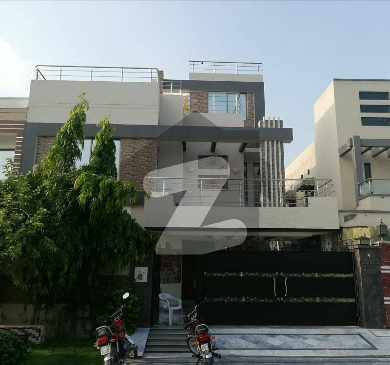 Near To Park With Gas And Servant Quarter House Is Available Paragon ...