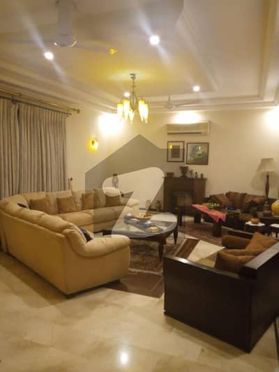 BEAUTIFUL BIG HOUSE GATED COMPOUND IN MAIN CANTT Cantt, Lahore ...
