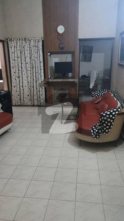 One kanal old house facing park near pace model town link road lahorw ...