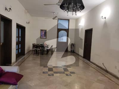 120 Marla Old House Available For Sale On Beautiful Location Model Town ...