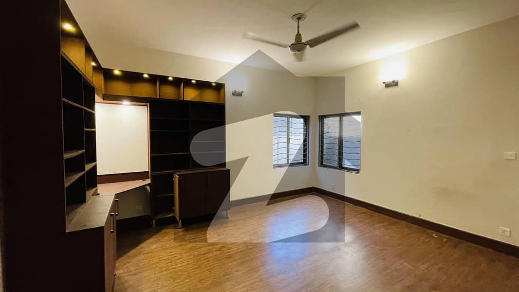 666 Sq Yard Beautiful 5 Bed Renovated Double Unit House Available For ...