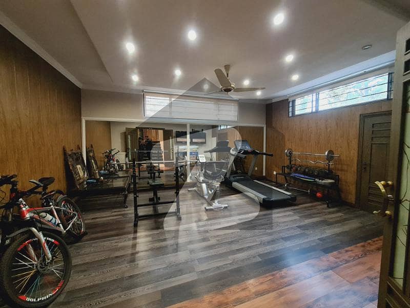 Designer's Haven: A 5-Bedroom Modern Oasis, Where Straight Lines Meet ...