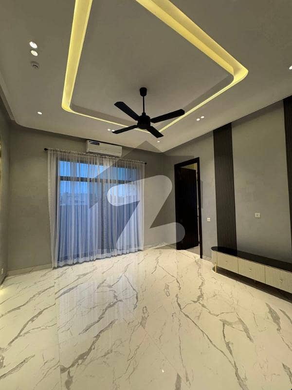 10 MARLA ELEGANT AND FULLY MAINTAINED SUPER HOT LOCATED BUNGALOW IS ...