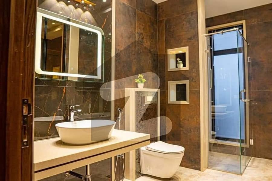 1 KANAL ELEGANT AND FULLY MAINTAINED SUPER HOT LOCATED BUNGALOW IS ...