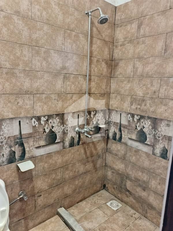 Beautiful upper portion near to Metro cash carry with separate Electric ...